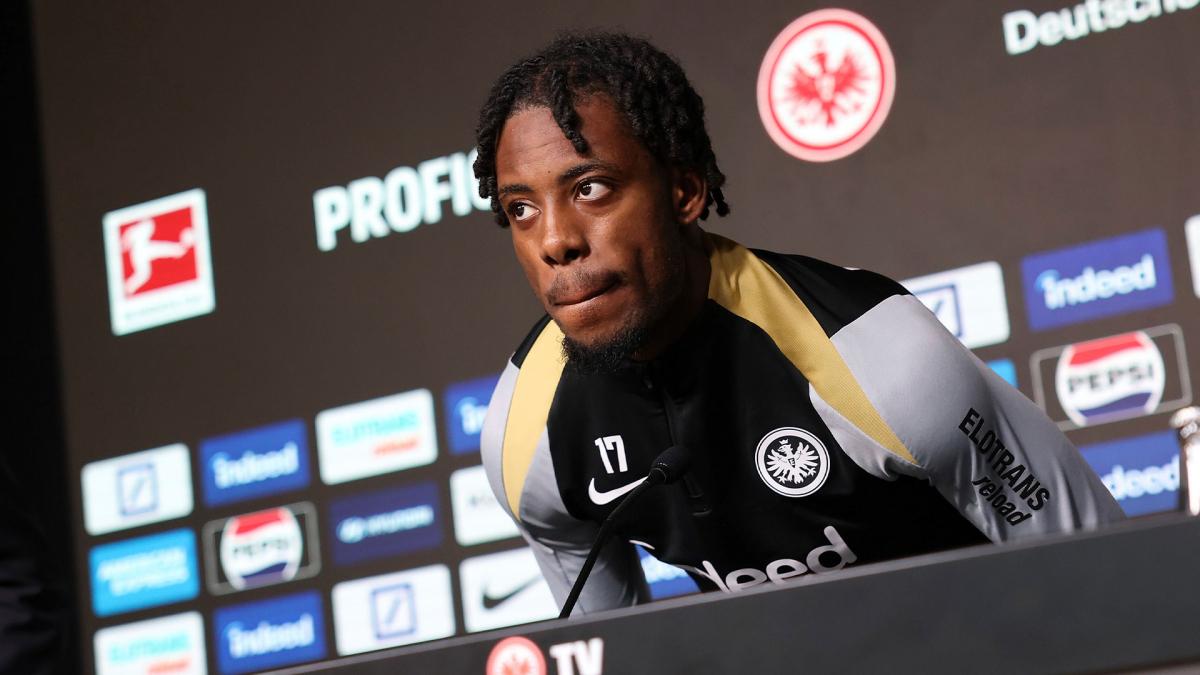 Le directeur sportif de l’Eintracht vient porter secours à Elye Wahi